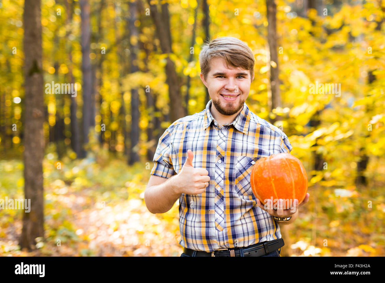 Man carrying happy boy in a field hi-res stock photography and images ...
