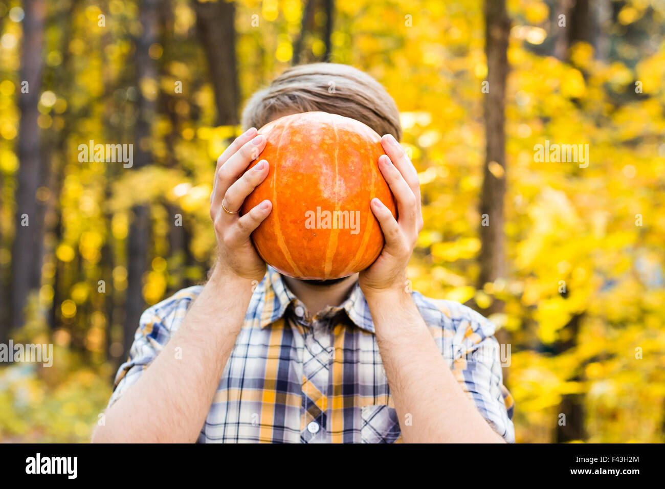 Man carrying happy boy in a field hi-res stock photography and images ...