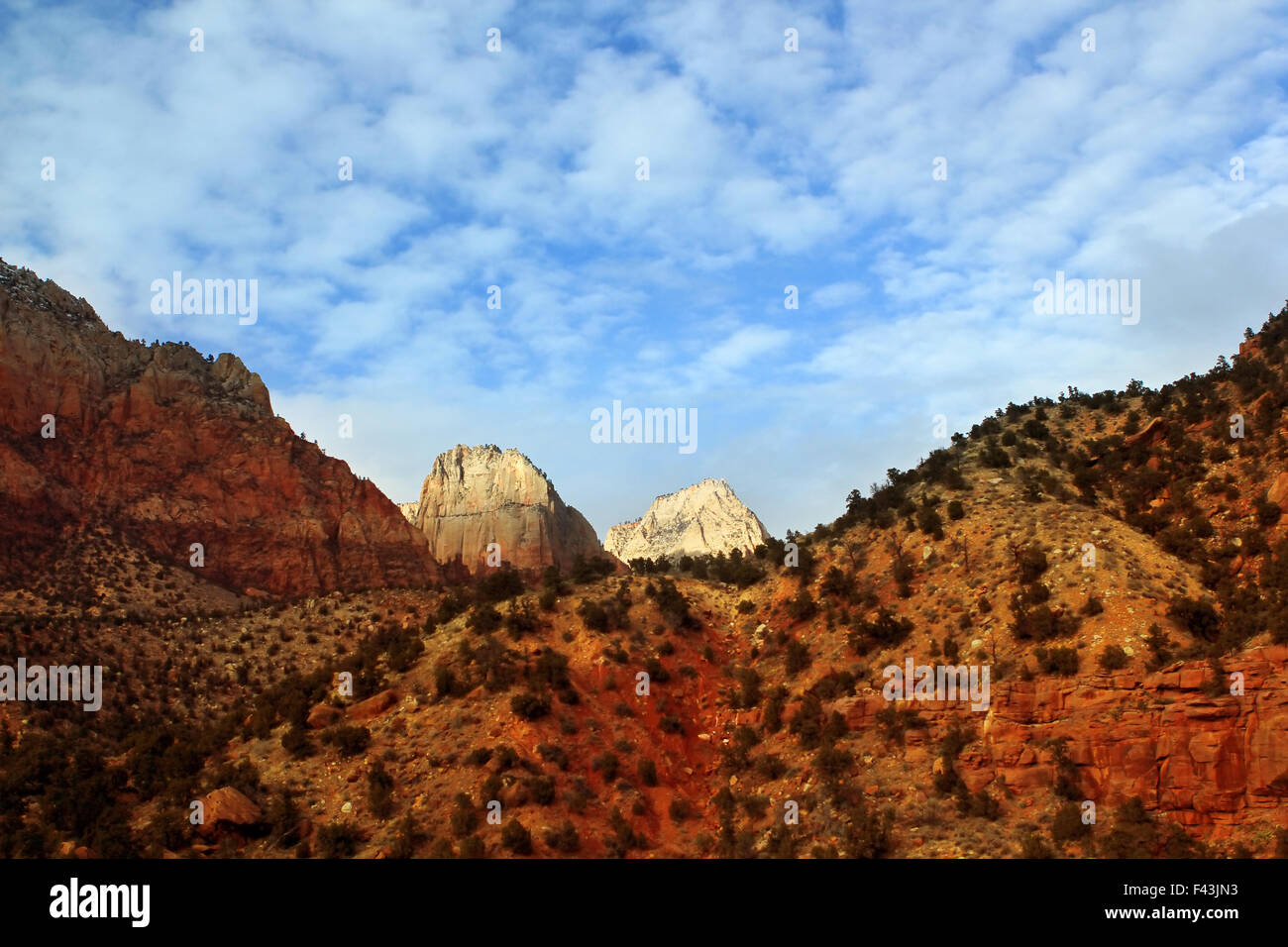 Tall walls deep canyon hi-res stock photography and images - Alamy