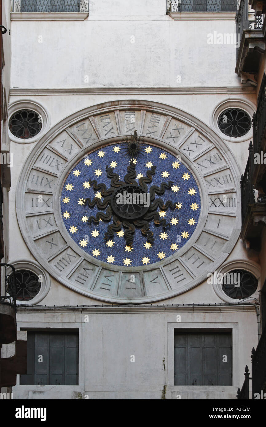 Golden hands clock hi-res stock photography and images - Alamy