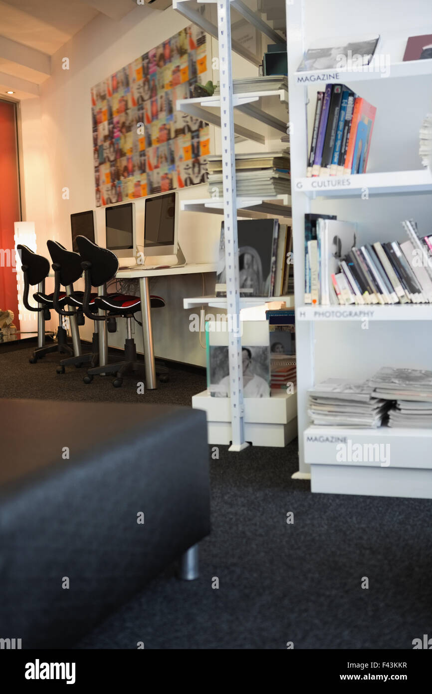 Empty computer room Stock Photo - Alamy