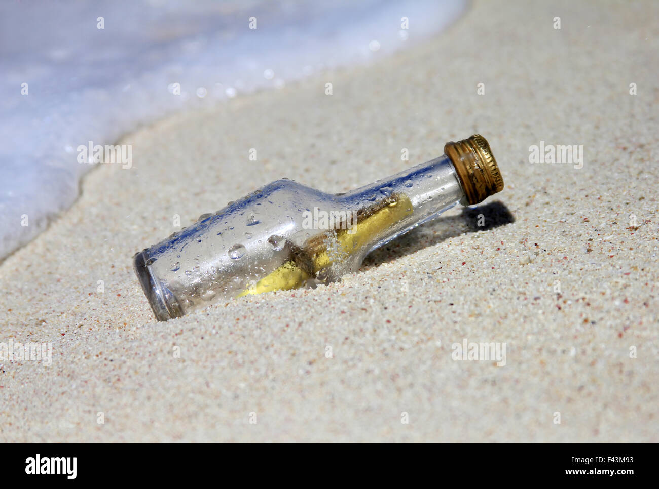 Message in a bottle Stock Photo - Alamy