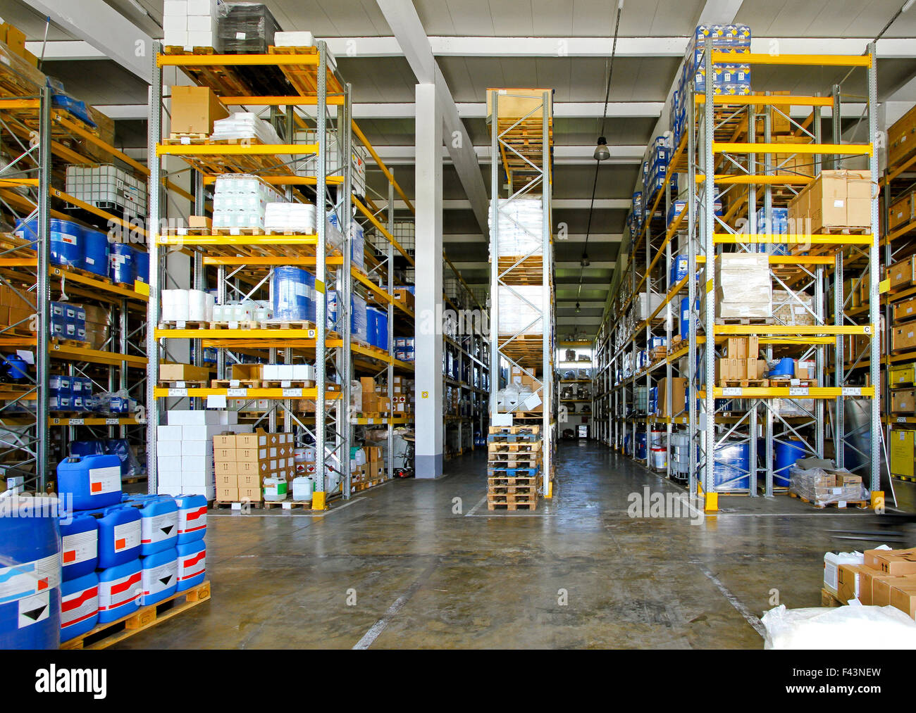 Big shelves hi-res stock photography and images - Alamy