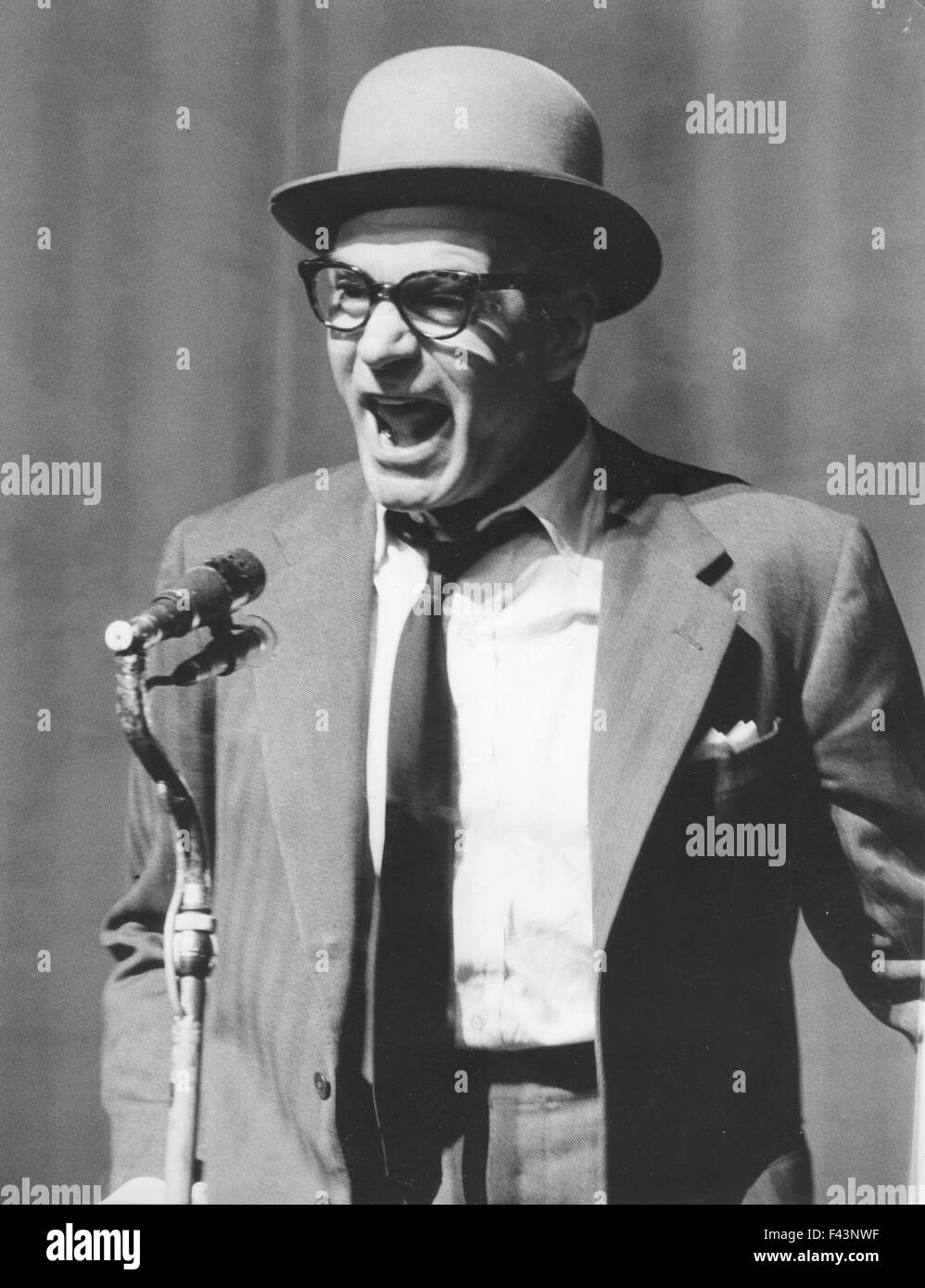 LAURENCE OLIVIER (1907-1989) English actor reprises his stage role as ...