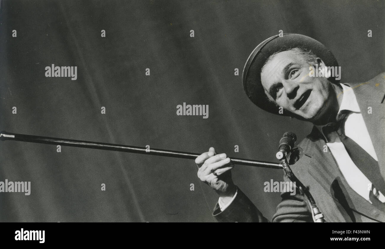 LAURENCE OLIVIER (1907-1989) English actor reprises his stage role as ...