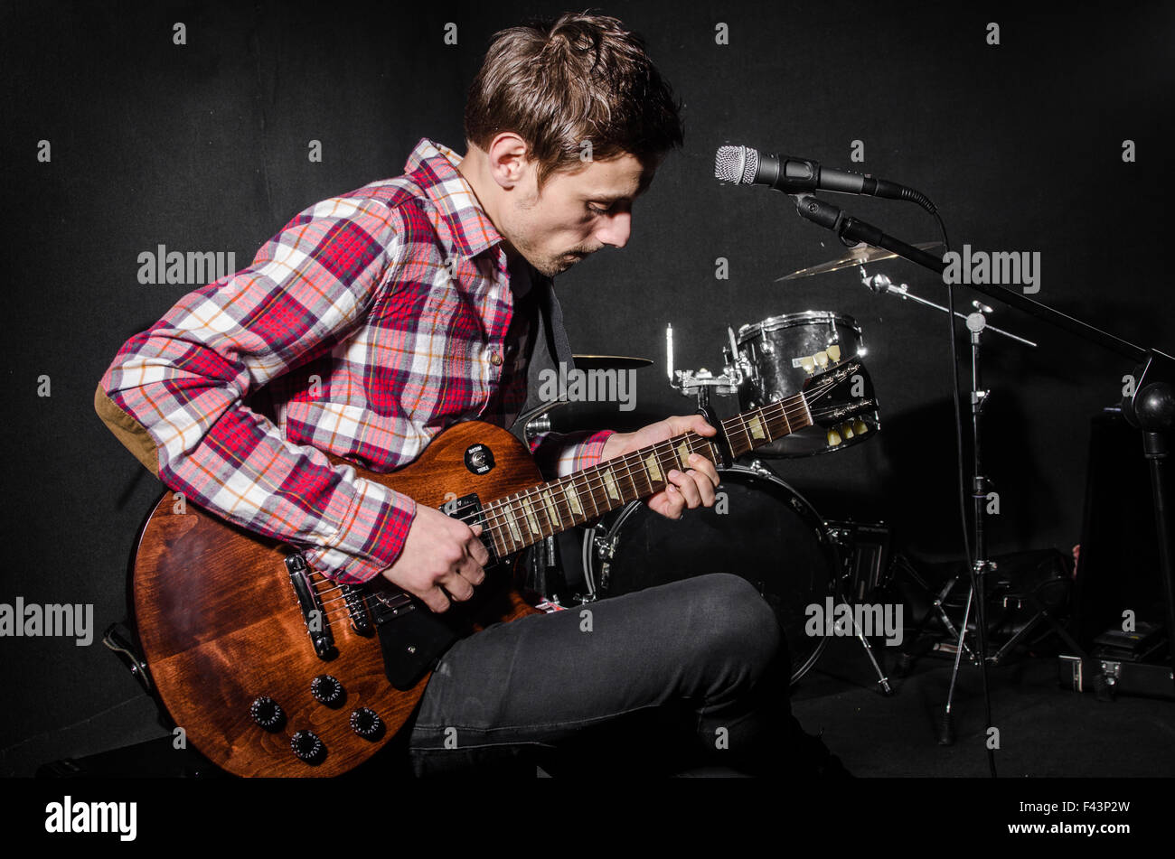 Man with guitar during concert Stock Photo - Alamy