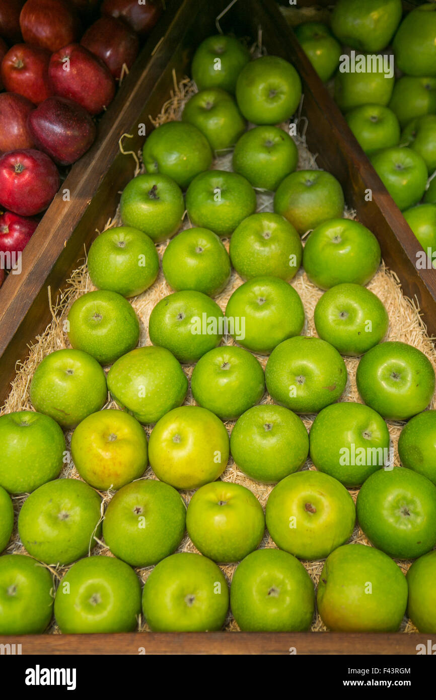 Closeup green apples on the shelf. Background Stock Photo - Alamy