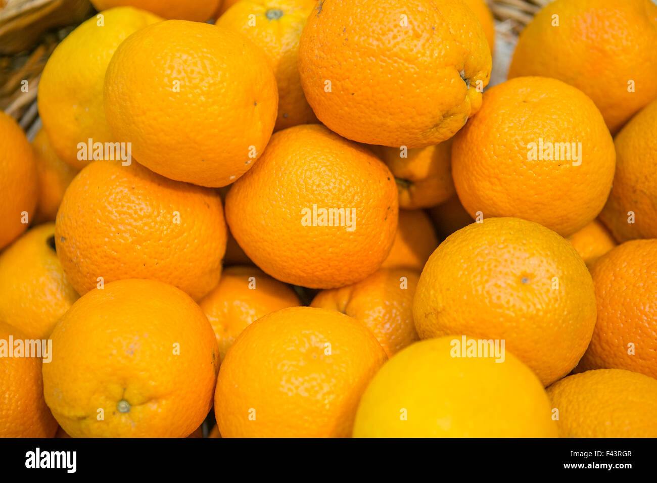 Many fresh raw oranges in a shop. Closeup background Stock Photo - Alamy