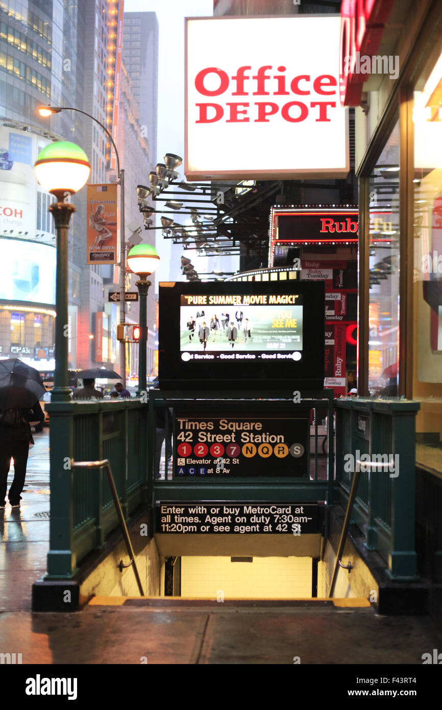 Transportation subway stairs exterior hi-res stock photography and images - Alamy