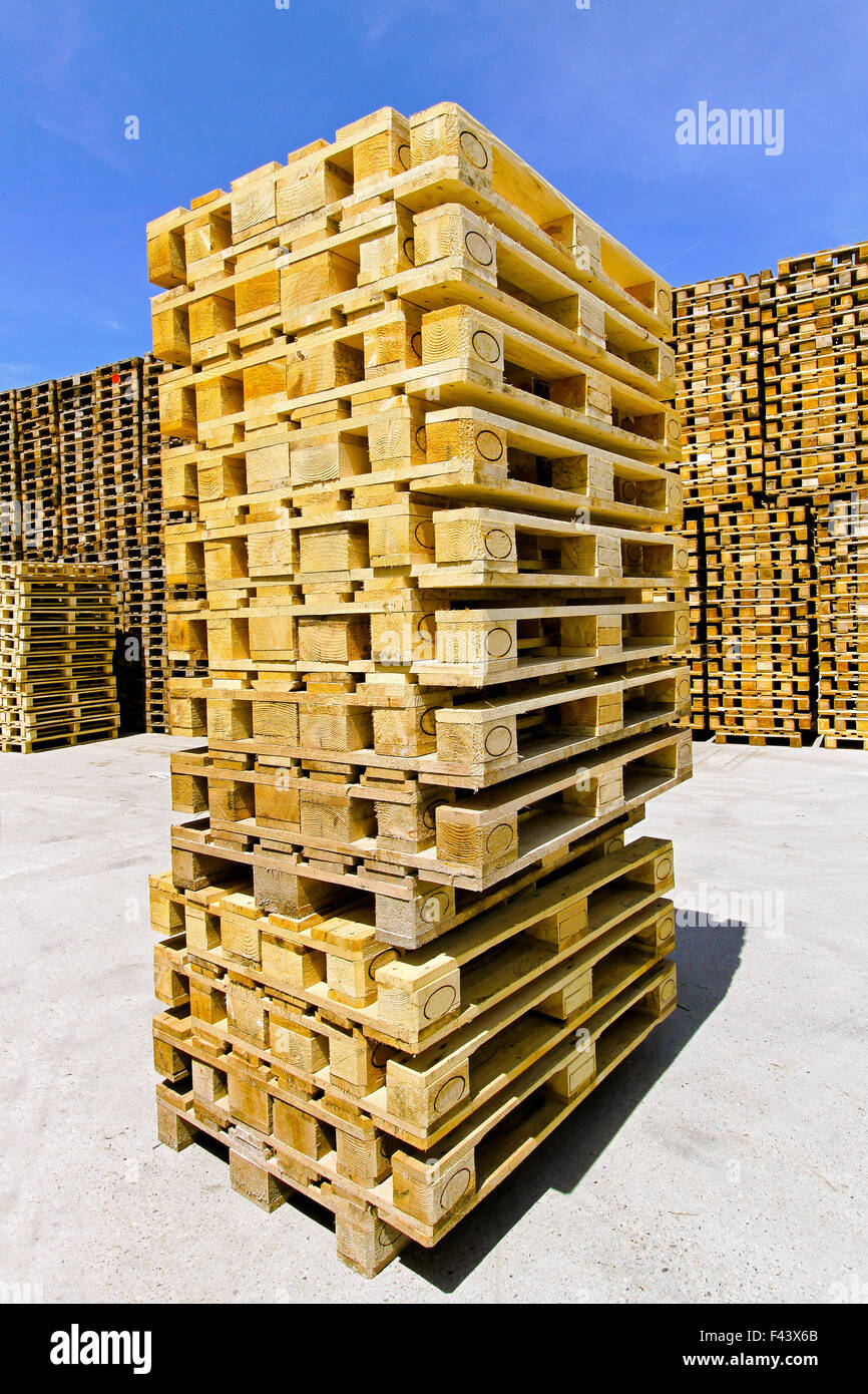Standard pallet hi-res stock photography and images - Alamy