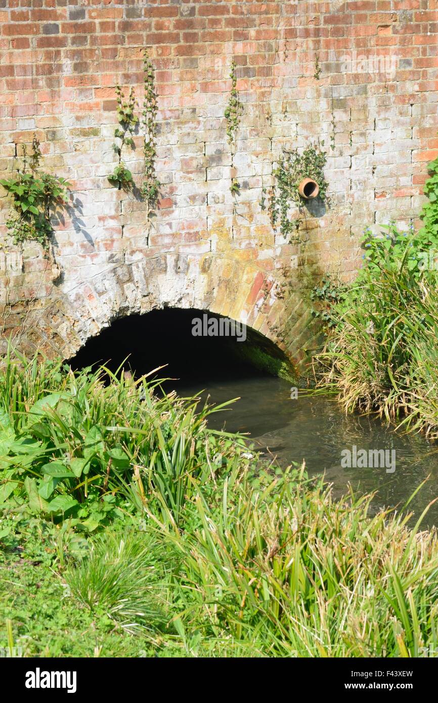 Small red bridge hi-res stock photography and images - Alamy