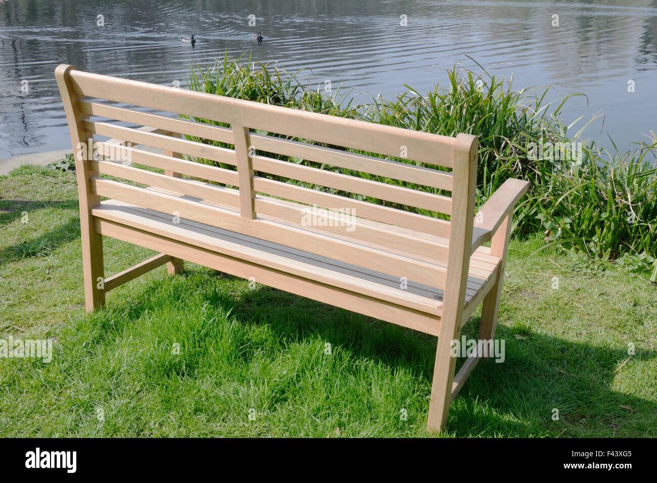 Waterside bench hi-res stock photography and images - Alamy