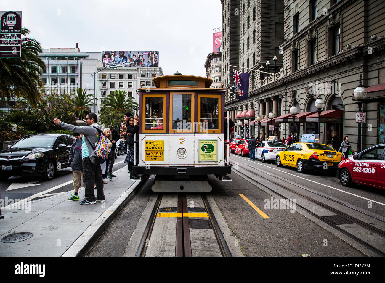 Cable car pasing in front of union square hi-res stock photography and ...