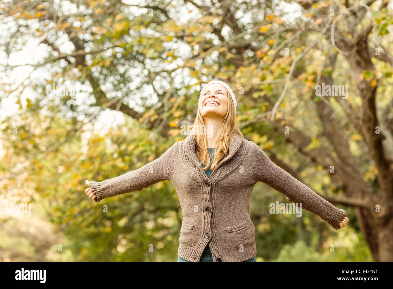 Posing outstretched arms hi-res stock photography and images - Alamy