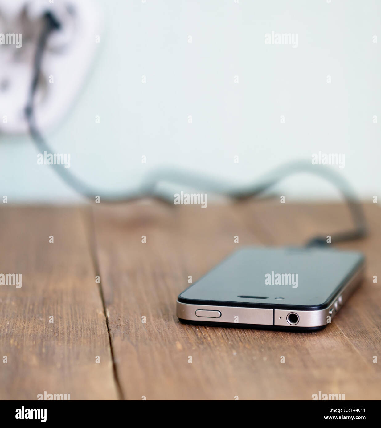 Cell phone charging hi-res stock photography and images - Alamy