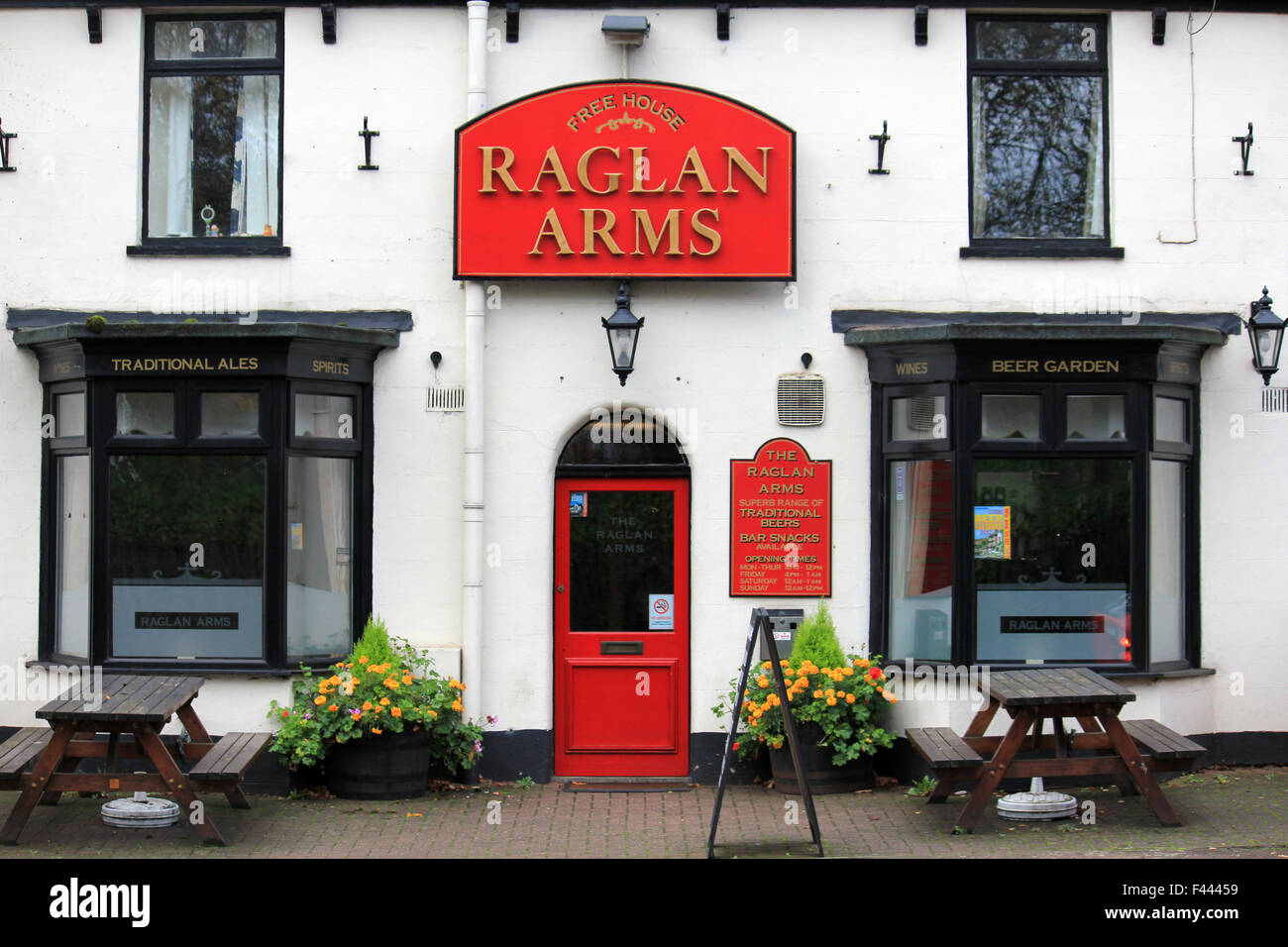 English pub front Stock Photo - Alamy