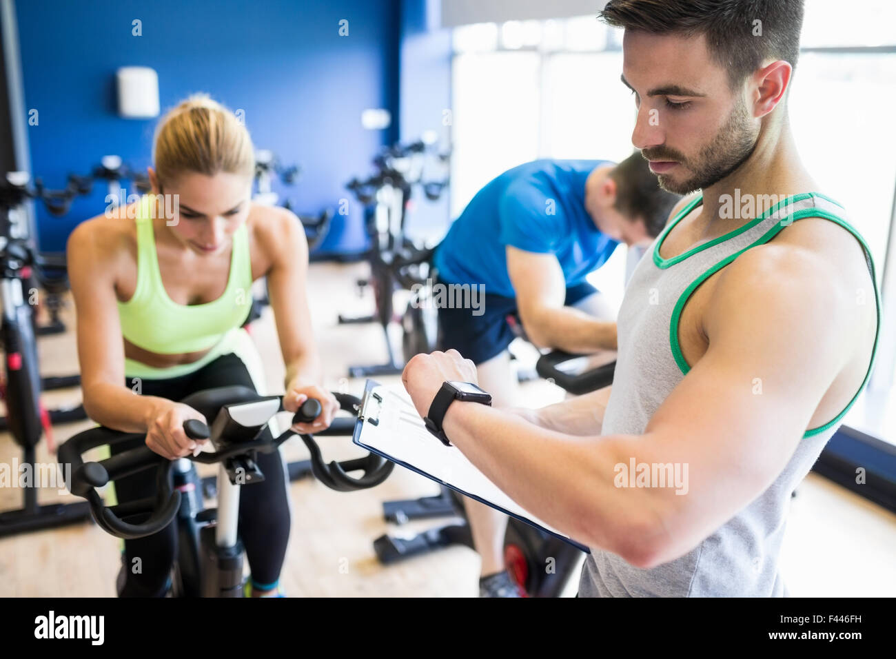 Fit people in a spin class Stock Photo - Alamy