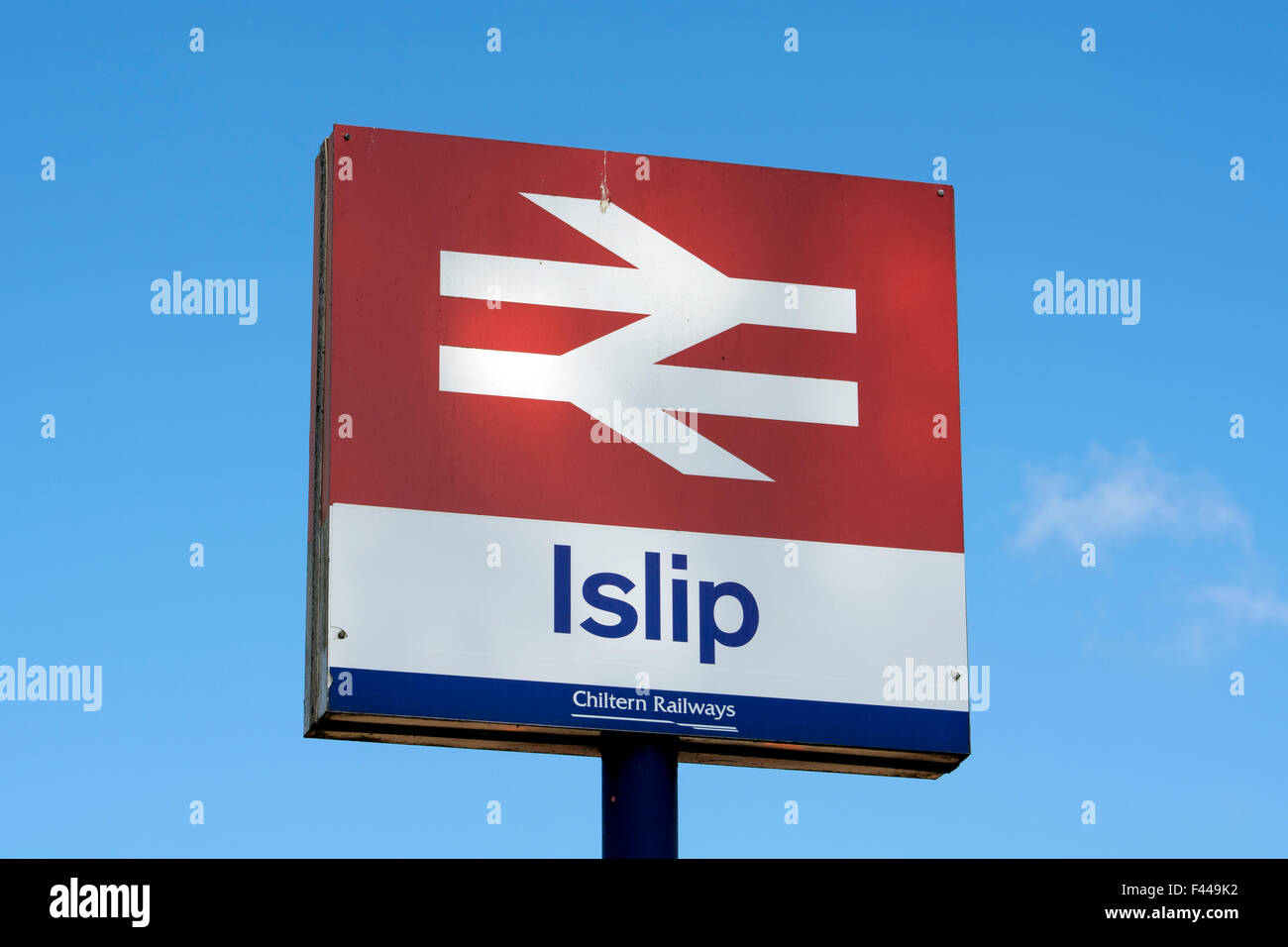 Islip railway station sign otmoor hi-res stock photography and images ...