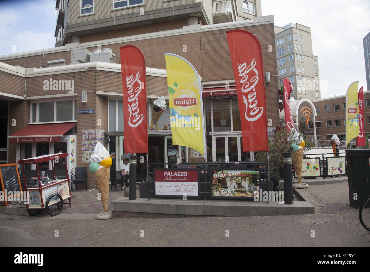 Coca cola advertisement drink hi-res stock photography and images - Alamy