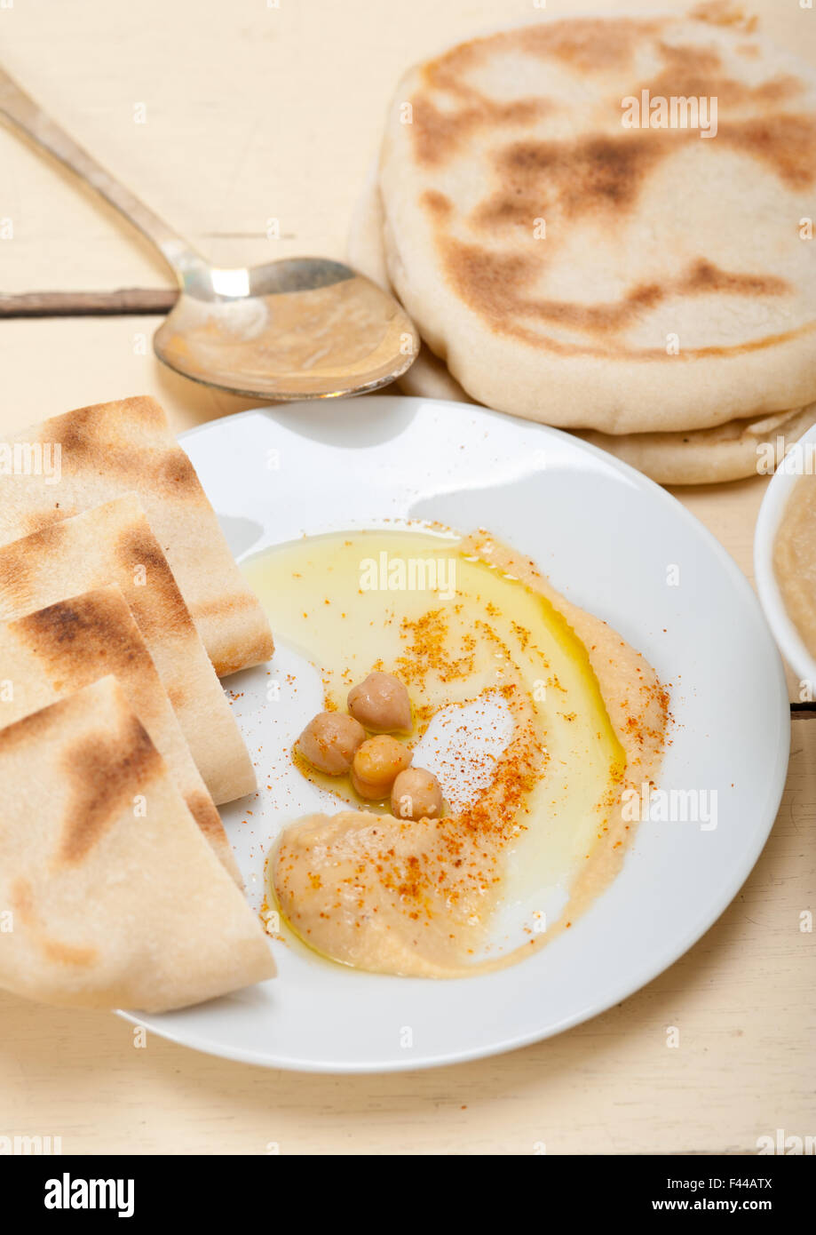 Hummus with pita bread Stock Photo - Alamy