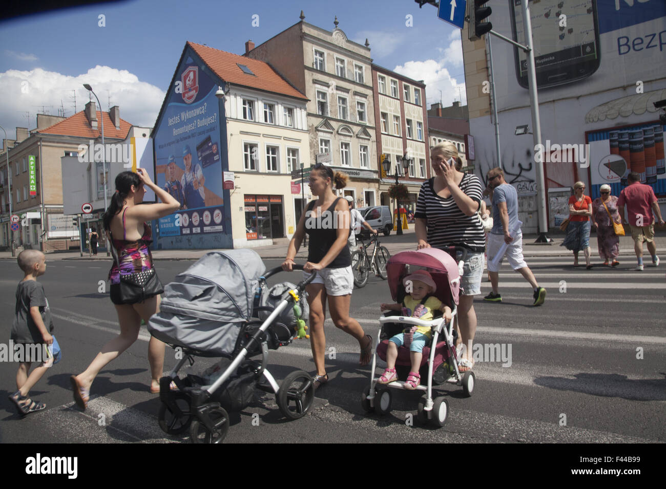 Shopping carriages hi-res stock photography and images - Alamy