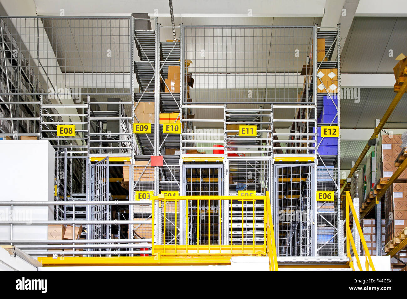 Cargo cage hi-res stock photography and images - Alamy