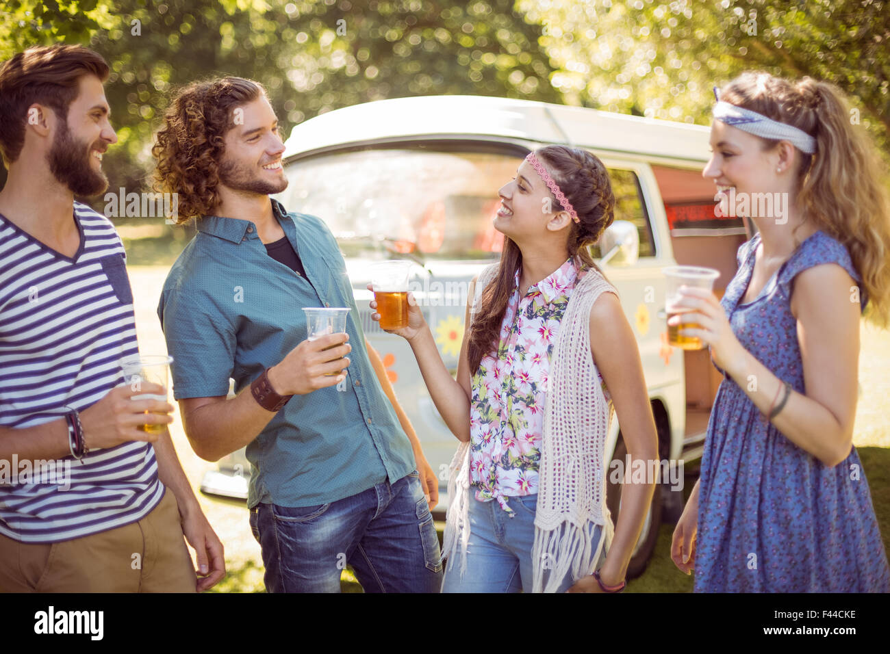 Friends having a beer hi-res stock photography and images - Alamy