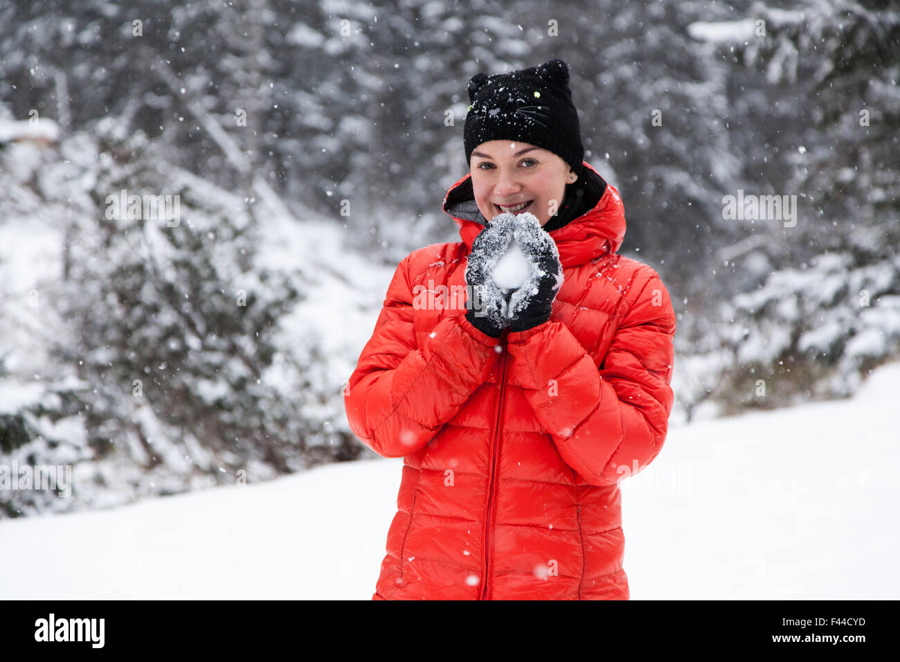 Playing snowballs hi-res stock photography and images - Alamy