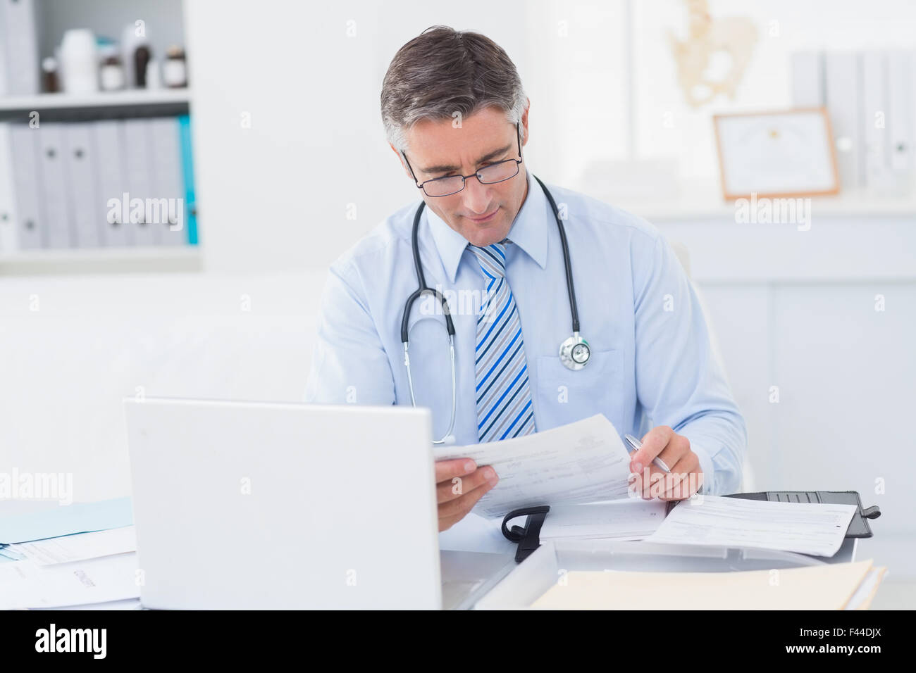 Doctor reading document hi-res stock photography and images - Alamy