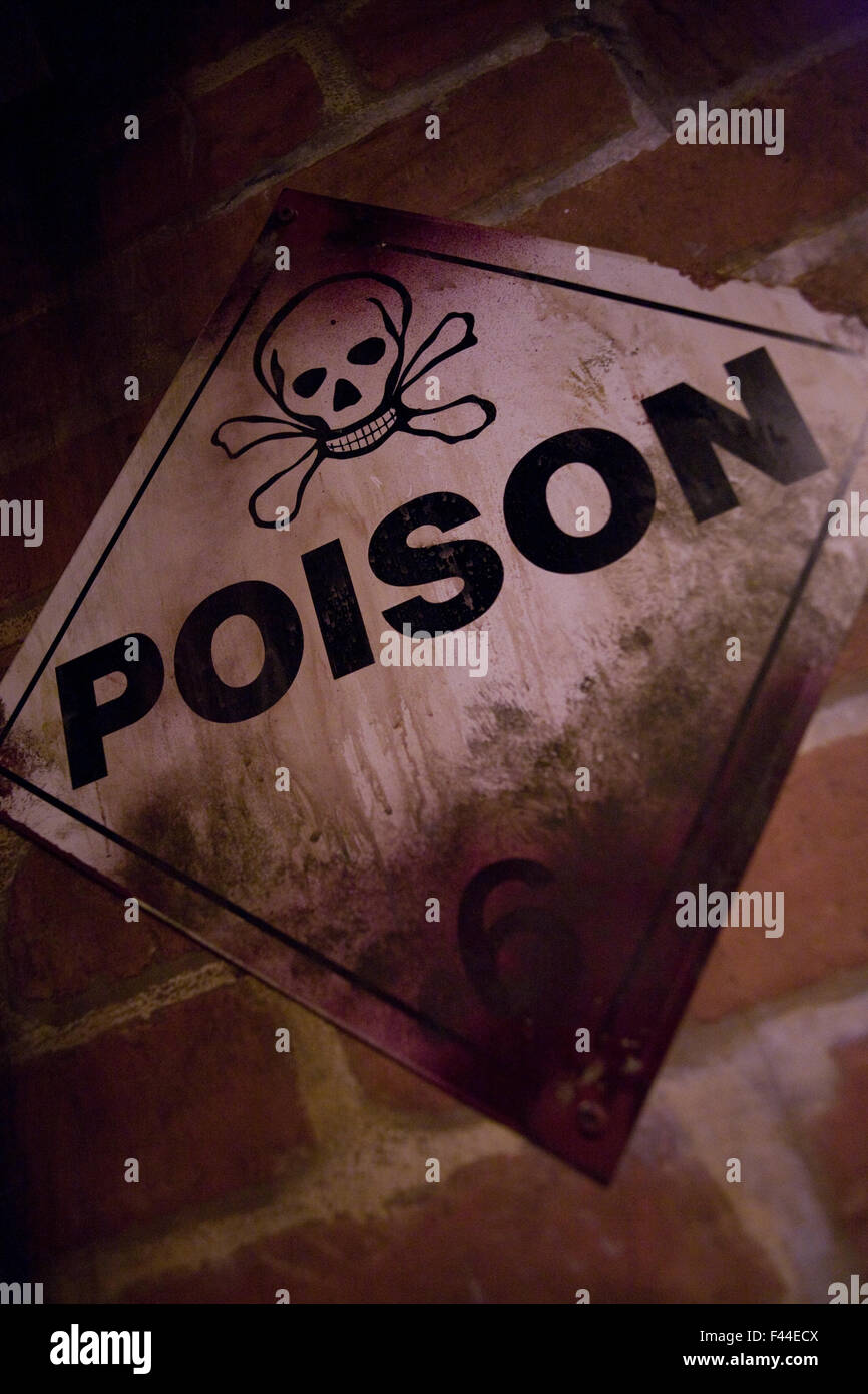 Danger poison skull yellow sign hi-res stock photography and images - Alamy