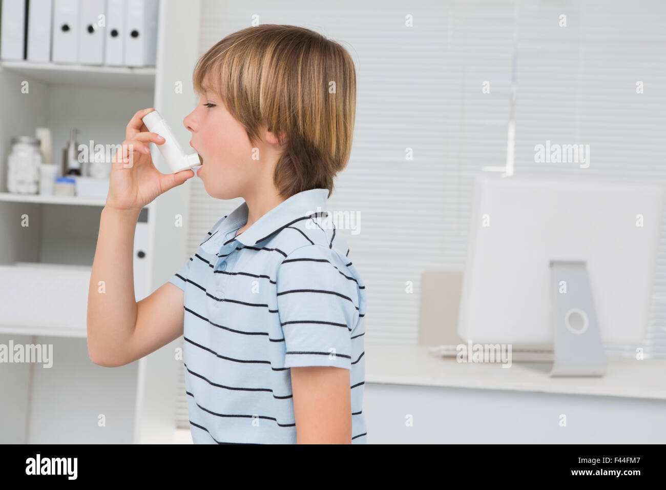 A little boy using inhaler Stock Photo - Alamy