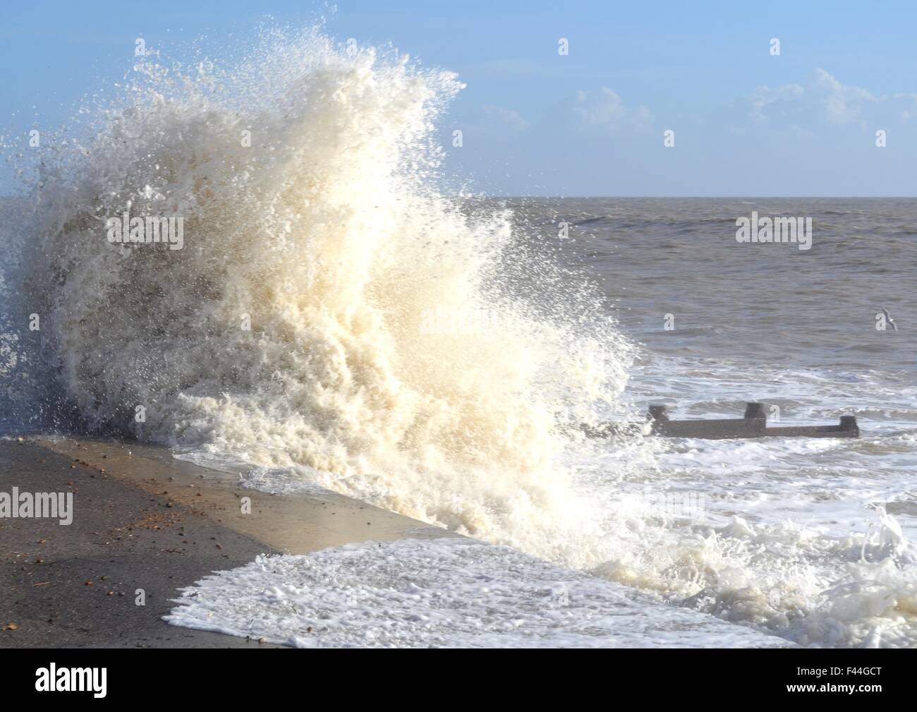 Large sea spray hi-res stock photography and images - Alamy