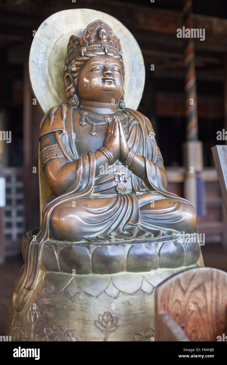 Buddha bronze statue in prayer full view Stock Photo - Alamy