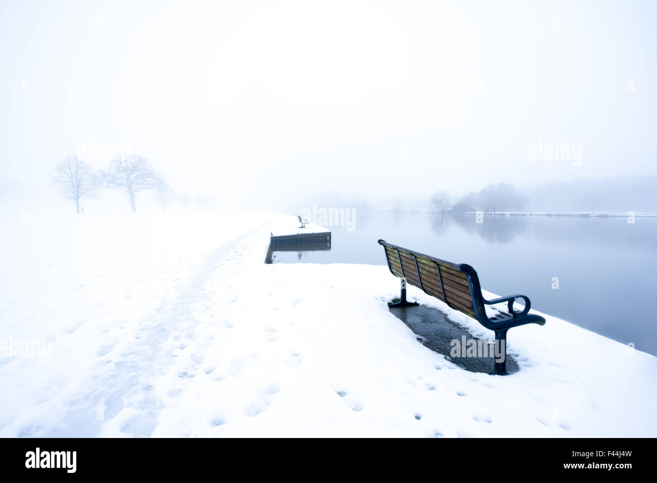Snow filled landscape along the river Thames Stock Photo - Alamy
