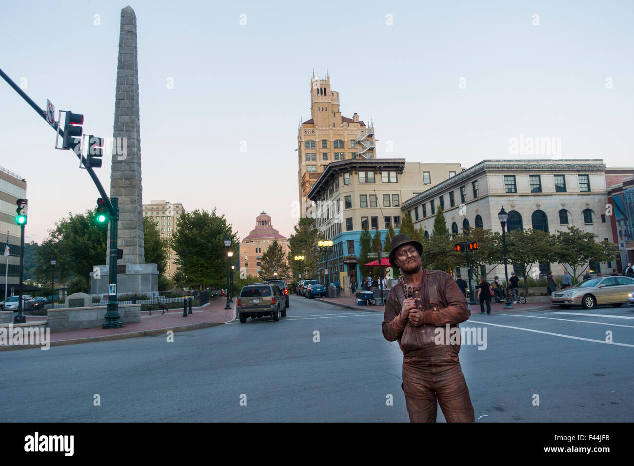 Street artist statue hi-res stock photography and images - Alamy