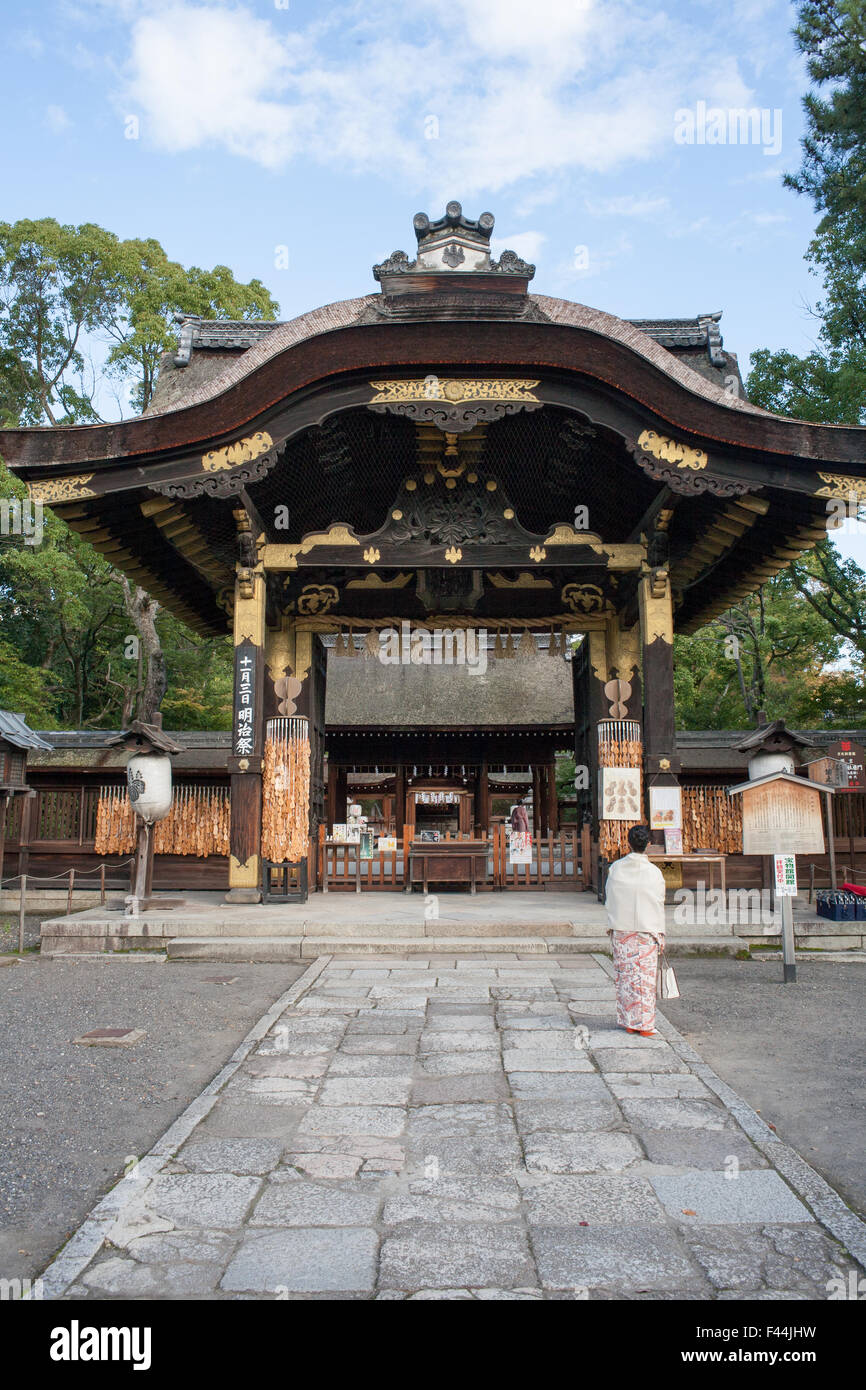 Lady in Kimono standing in front of temple shrine Stock Photo - Alamy