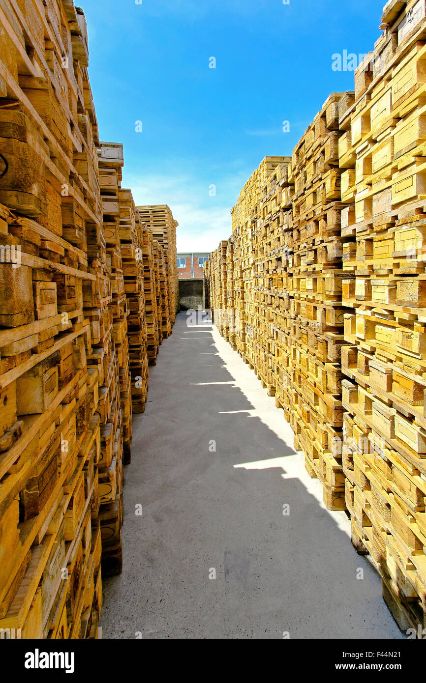 Standard pallet hi-res stock photography and images - Alamy