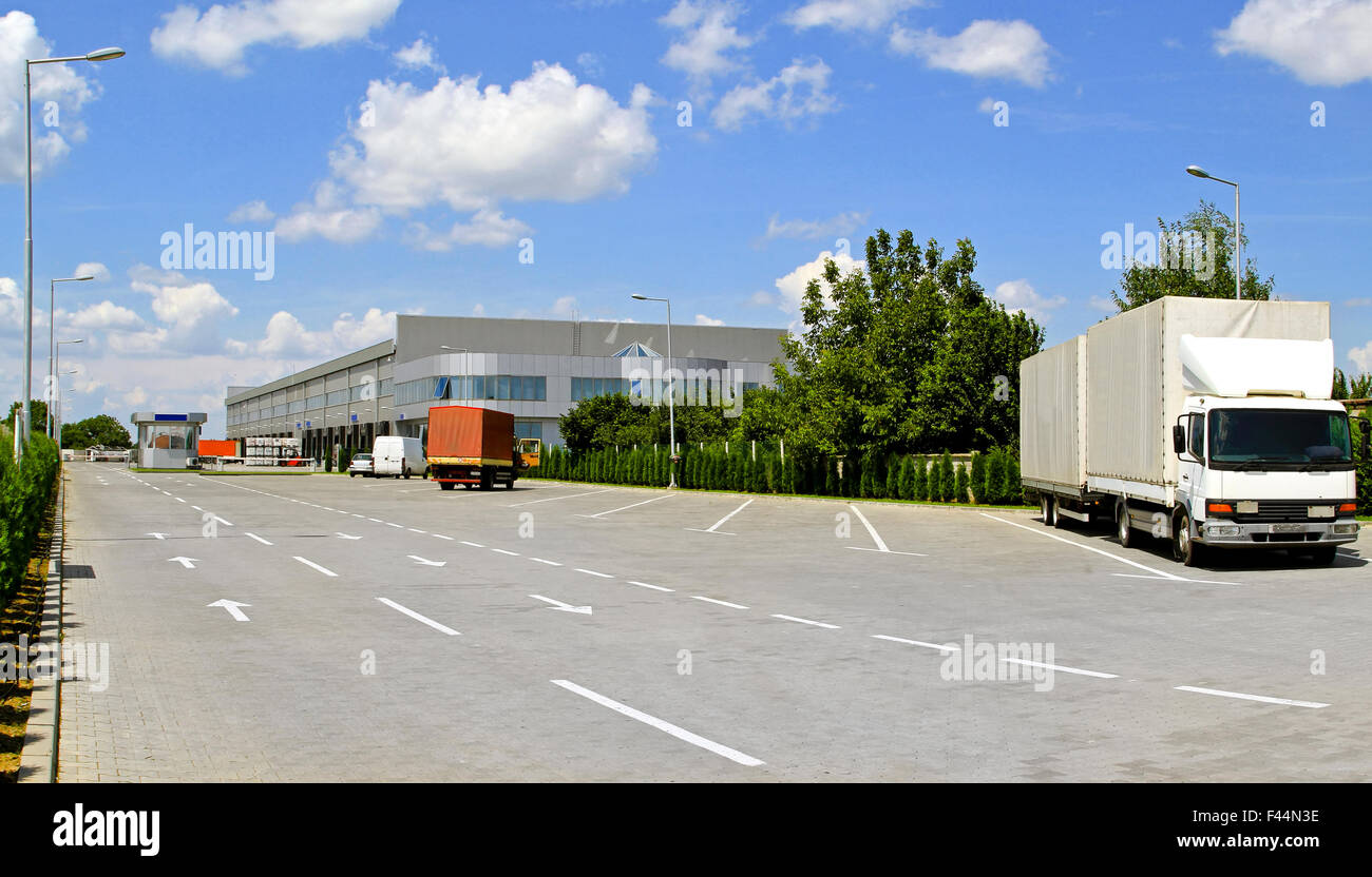 Warehouse exterior with lorry hi-res stock photography and images - Alamy