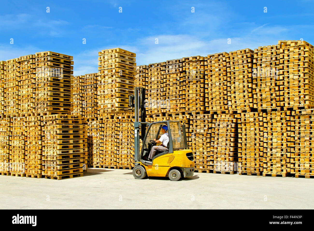 European pallets hi-res stock photography and images - Alamy