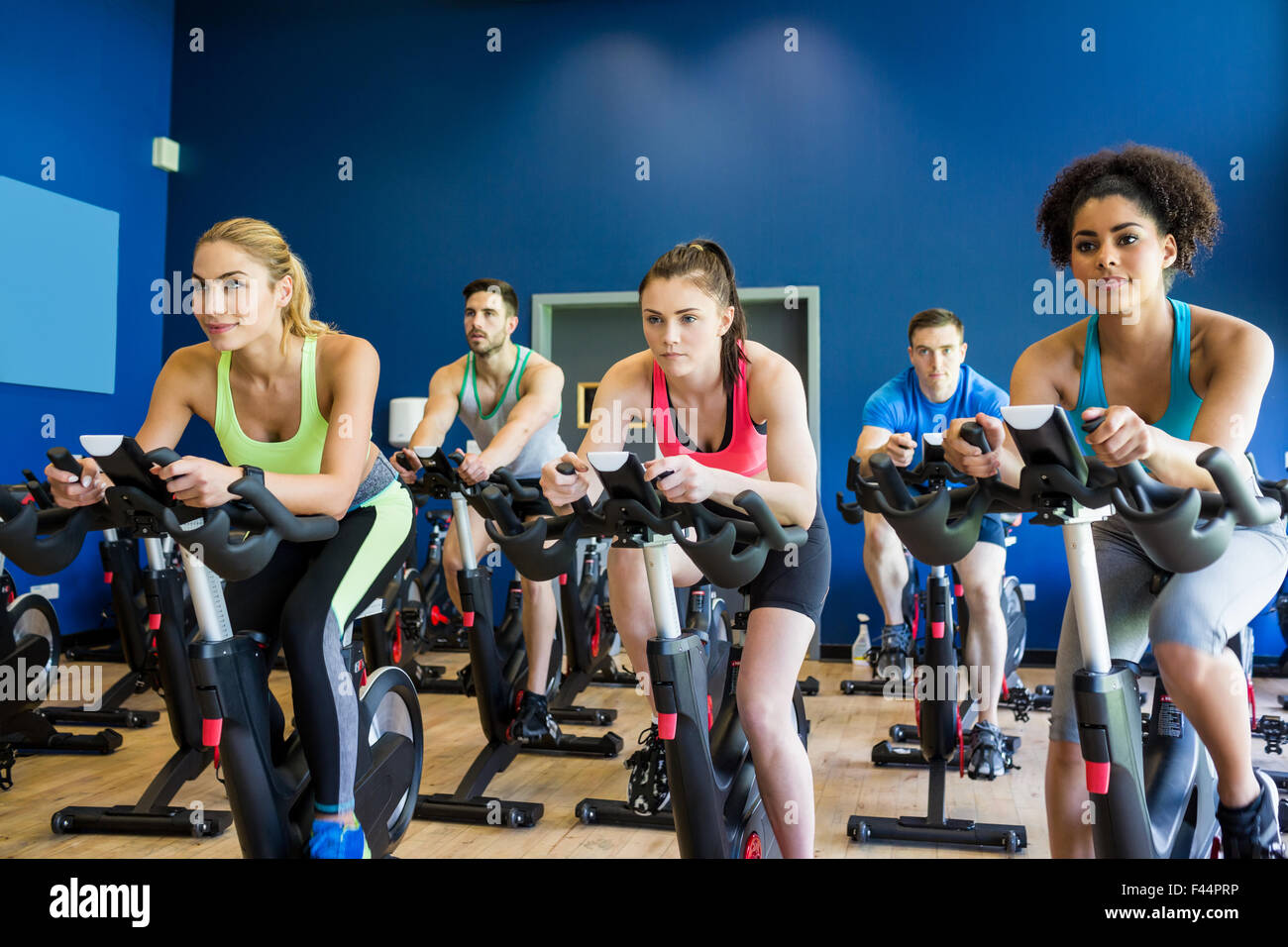 Fit people in a spin class Stock Photo - Alamy