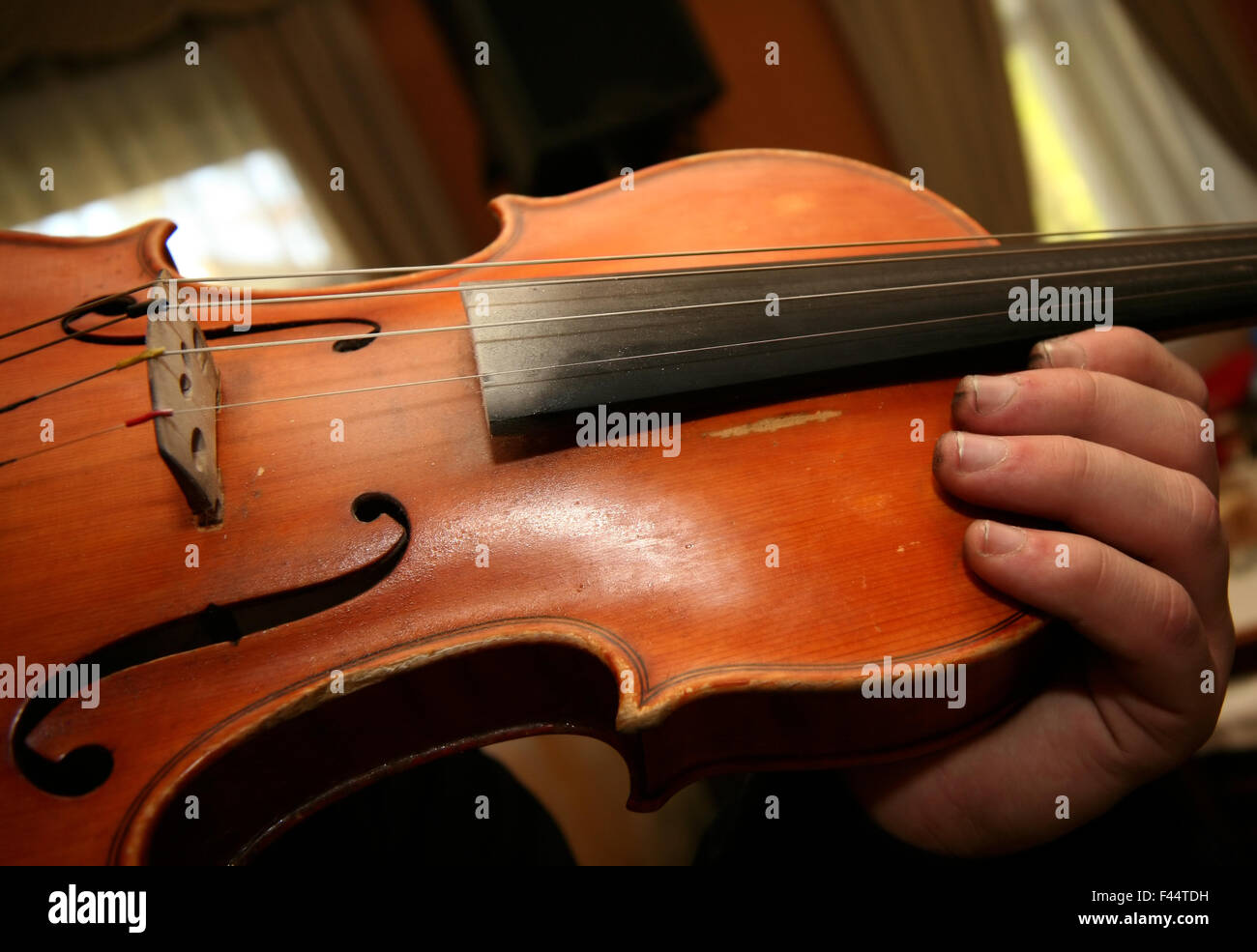 Violin stage hi-res stock photography and images - Alamy