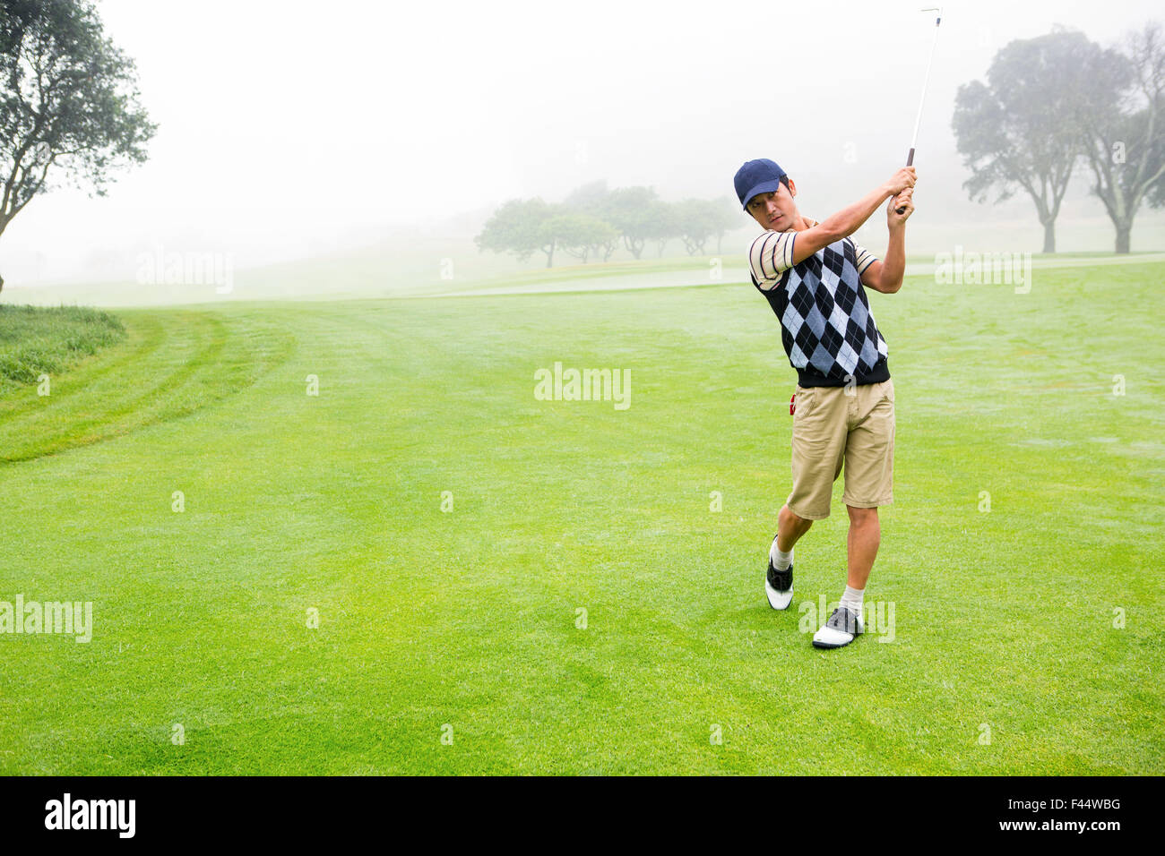 Golfer teeing off hi-res stock photography and images - Alamy