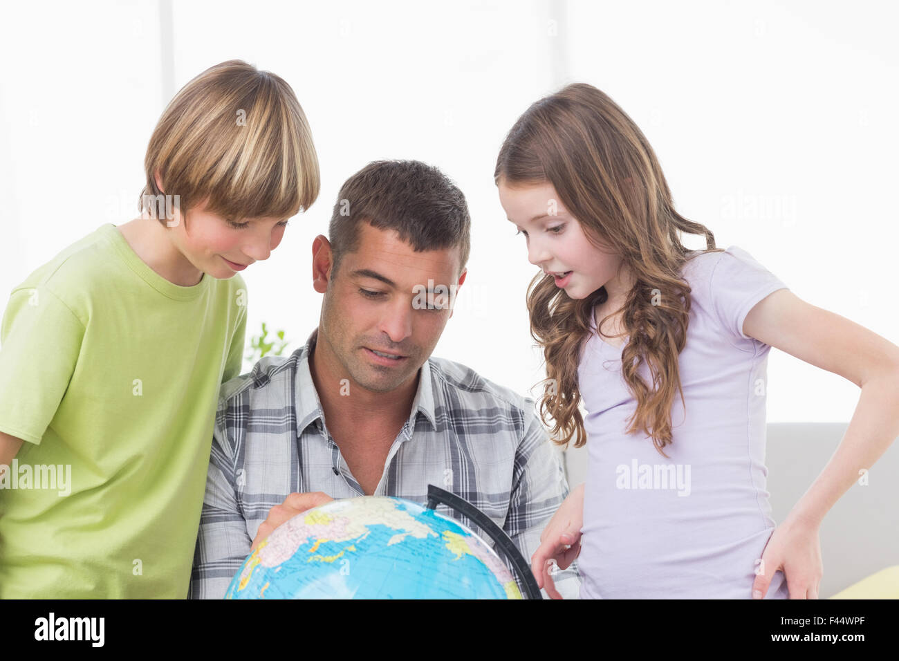 Child exploring map hi-res stock photography and images - Alamy
