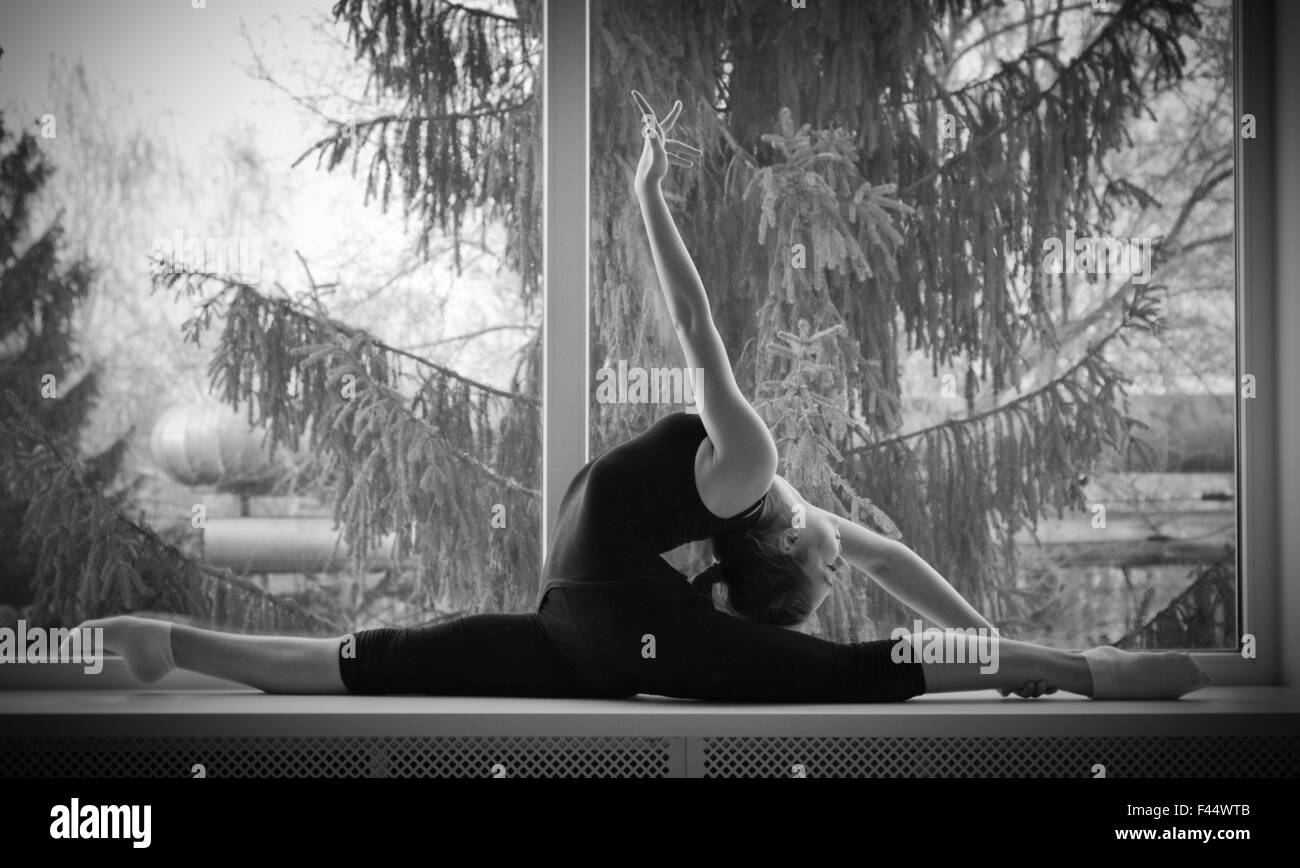 Dancing girl hi-res stock photography and images - Alamy