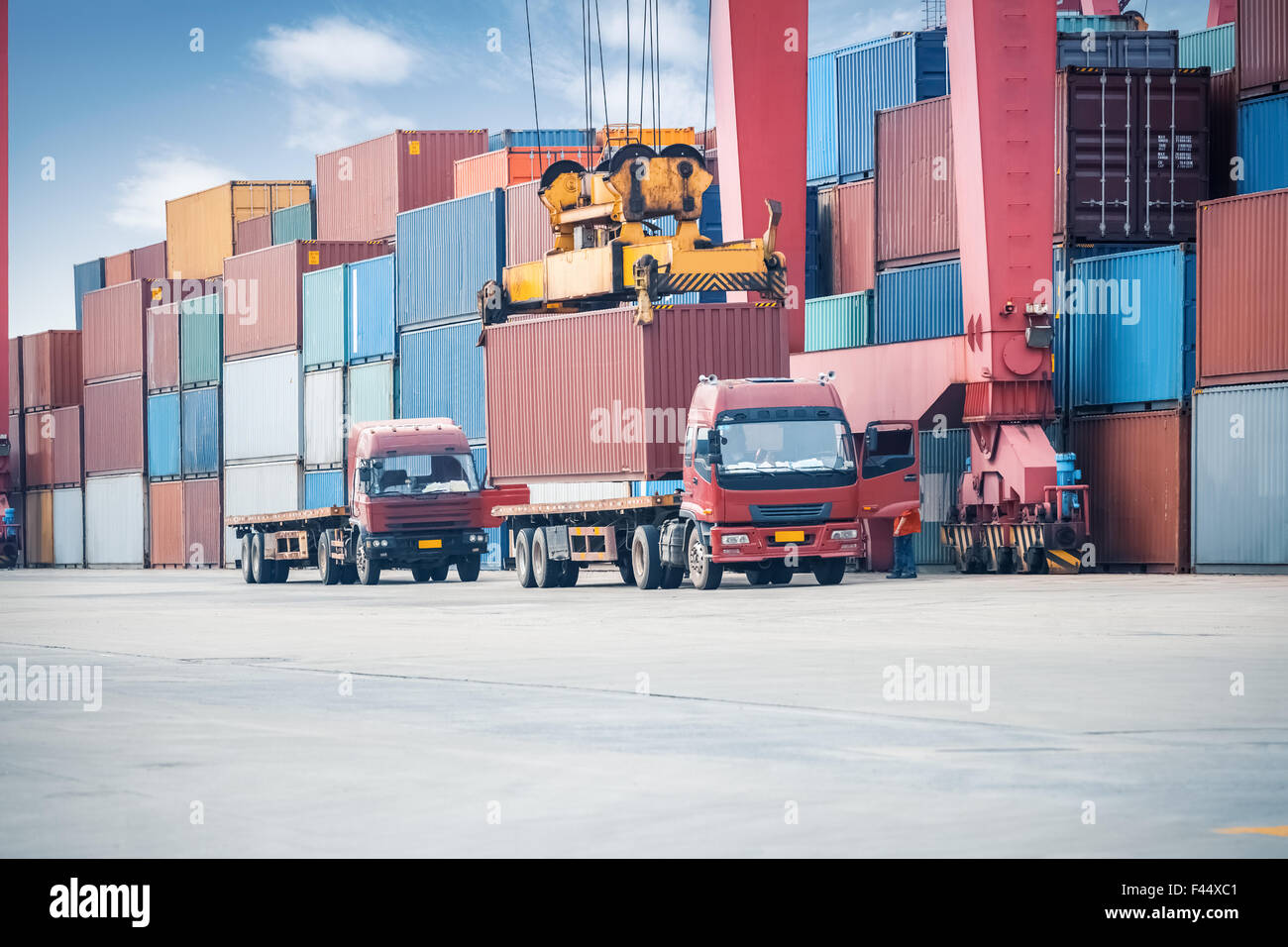 Container ship unloading truck hi-res stock photography and images - Alamy