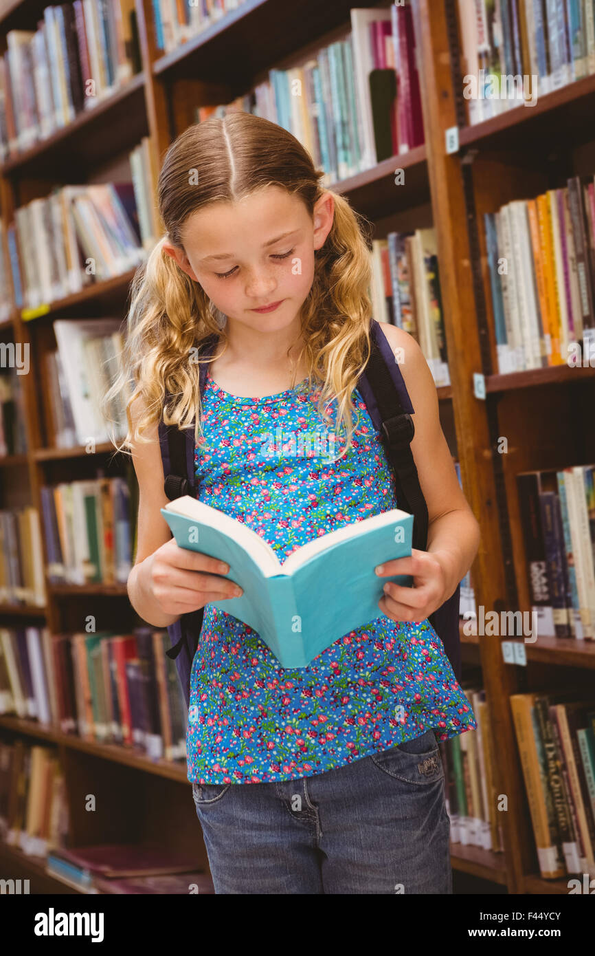Girl in library hi-res stock photography and images - Alamy