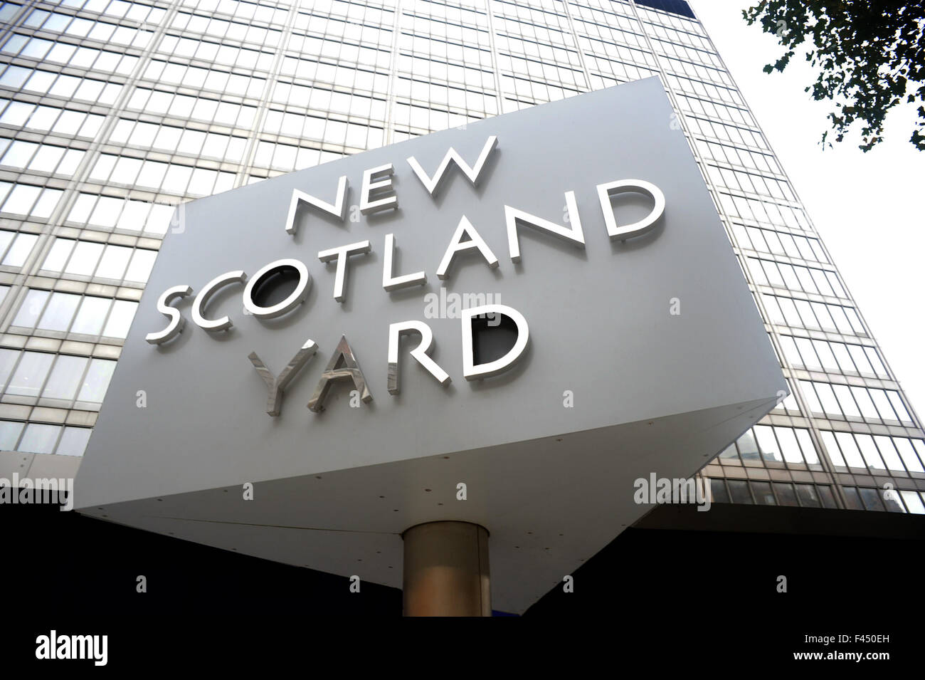 New scotland yard rotating sign hi-res stock photography and images - Alamy