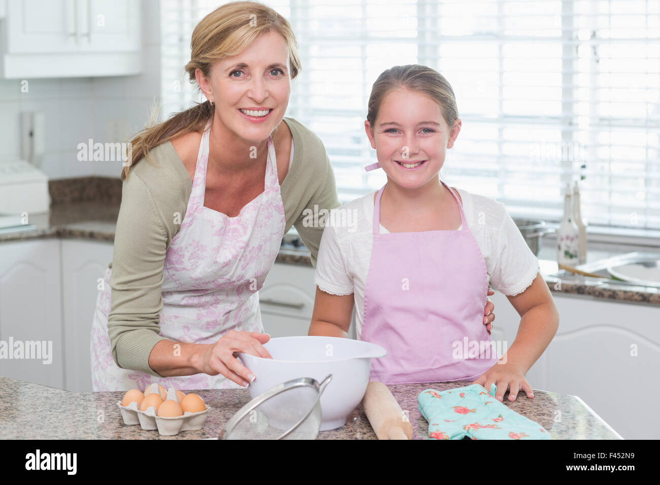 Mother and daughter making cake together Stock Photo - Alamy
