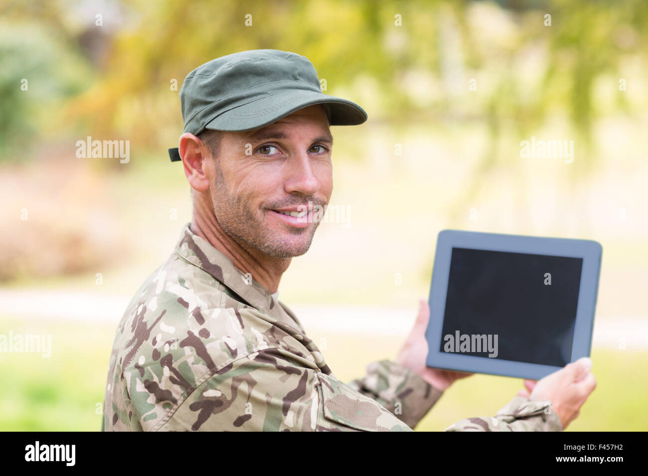 Army soldier tablet hi-res stock photography and images - Alamy