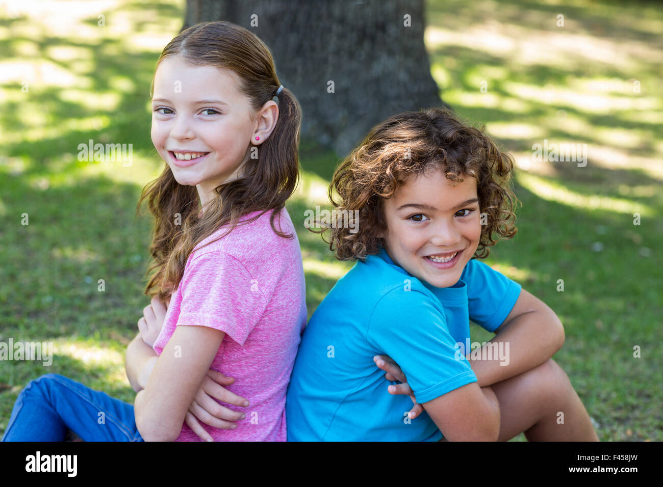 Siblings smiling hi-res stock photography and images - Alamy